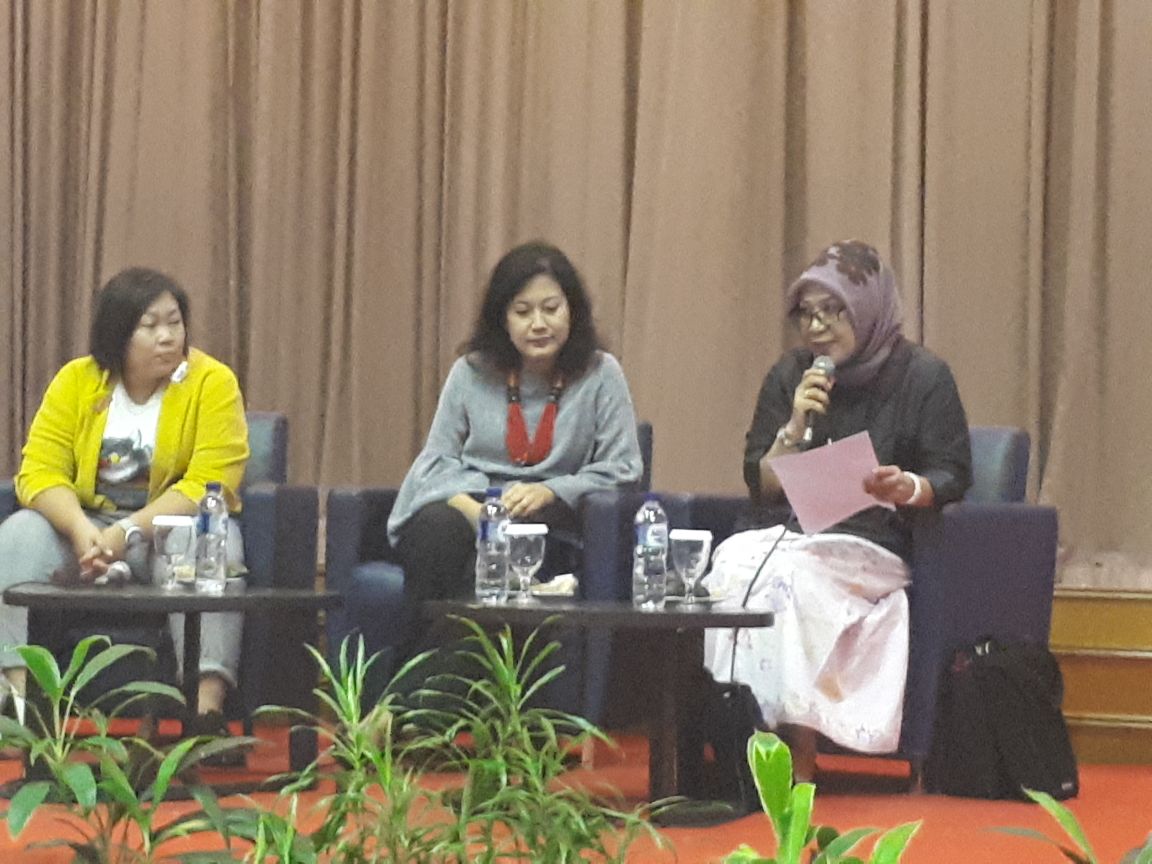 SEMINAR PEREMPUAN INDONESIA BERSAMA DENGAN INAYAH WAHID DAN LIVIA ISKANDAR