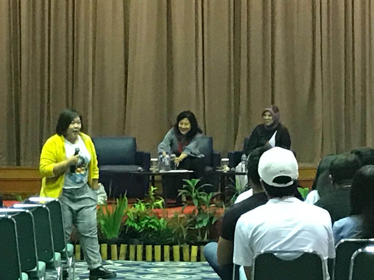 SEMINAR PEREMPUAN INDONESIA BERSAMA DENGAN INAYAH WAHID DAN LIVIA ISKANDAR