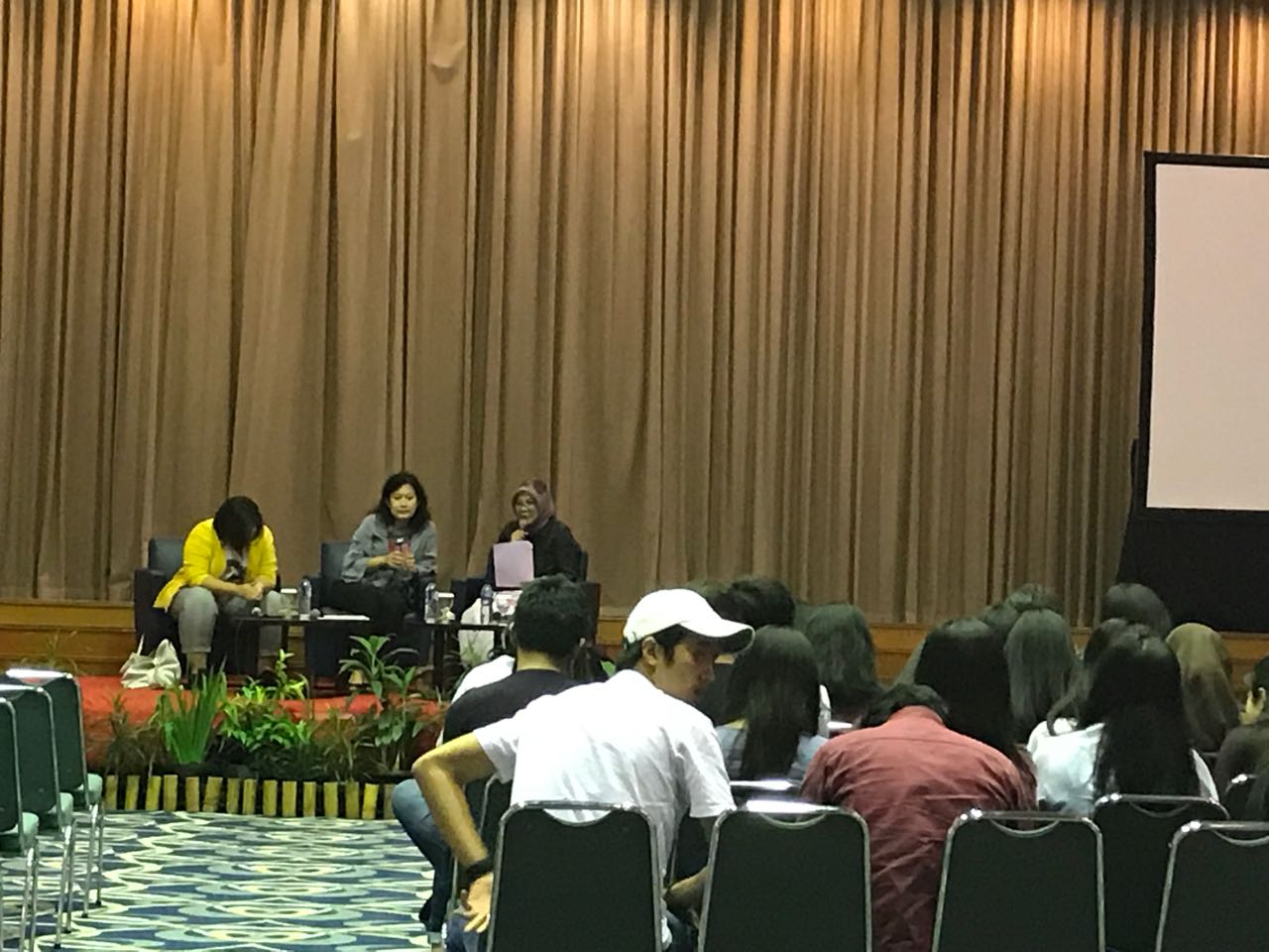 SEMINAR PEREMPUAN INDONESIA BERSAMA DENGAN INAYAH WAHID DAN LIVIA ISKANDAR